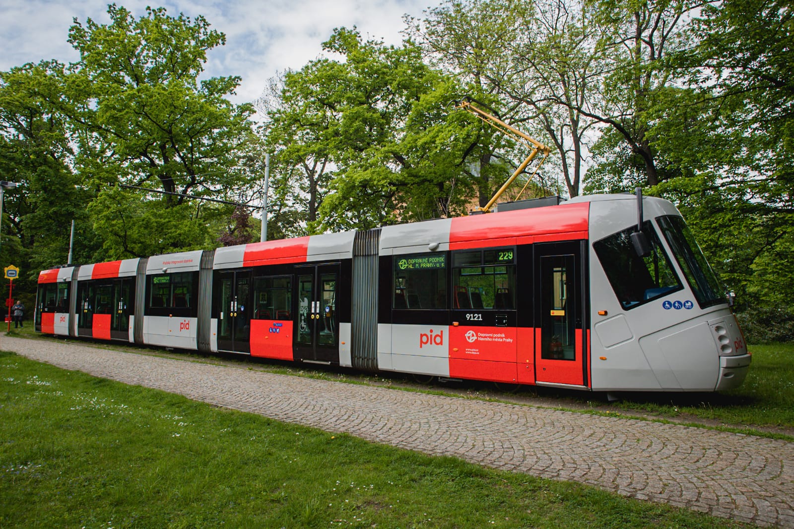 V Praze jezdí první tramvaj v novém kabátu Pražské integrované dopravy ...